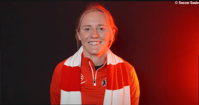 Sunderland Midfielder Katie Kitching Signs New Two Year Contract With ...